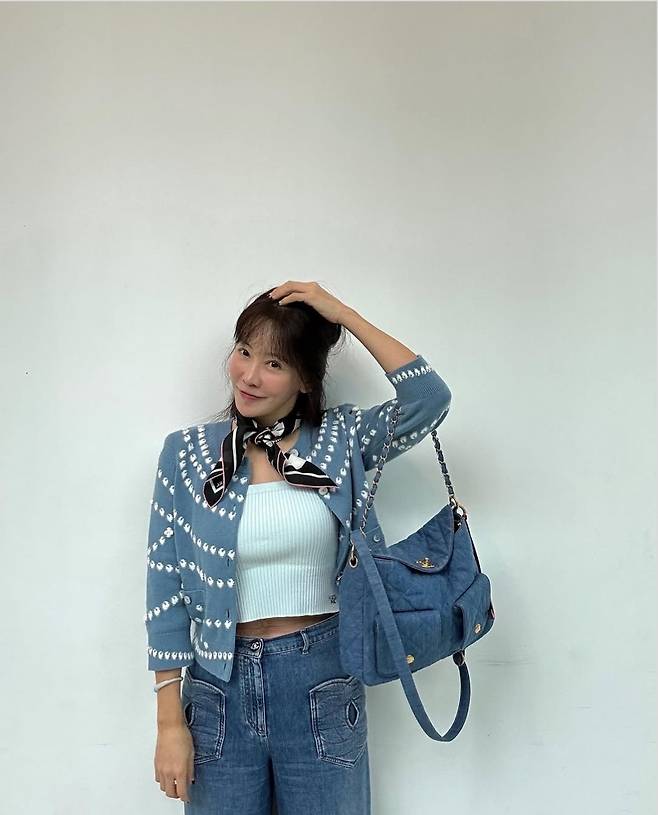 김정은 51세 맞아 스카프 두른 초동안 170cm비율 더 커보인 크롭 하이웨이스트 룩 뷰티는 내운명