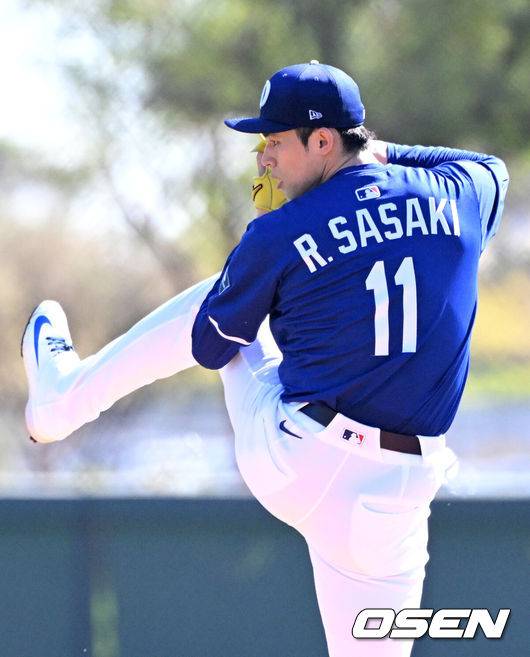 괜히 괴물이 아니다! ML 데뷔전 160km 슝!...사사키, 3이닝 KKKKK 무실점 호투