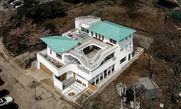 마당을 수직으로 쌓아 올리고 연결하다 노은주·임형남의 K건축 이야기