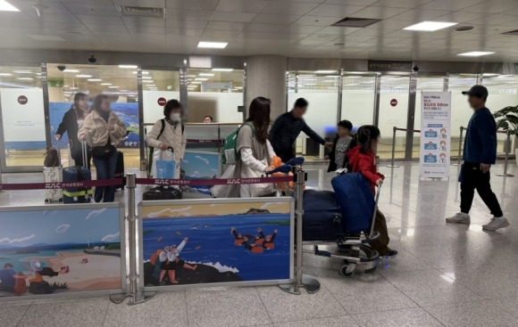 승무원만 태우고 비행기 출발”필리핀에 발 묶인 173명 이틀 뒤 도착