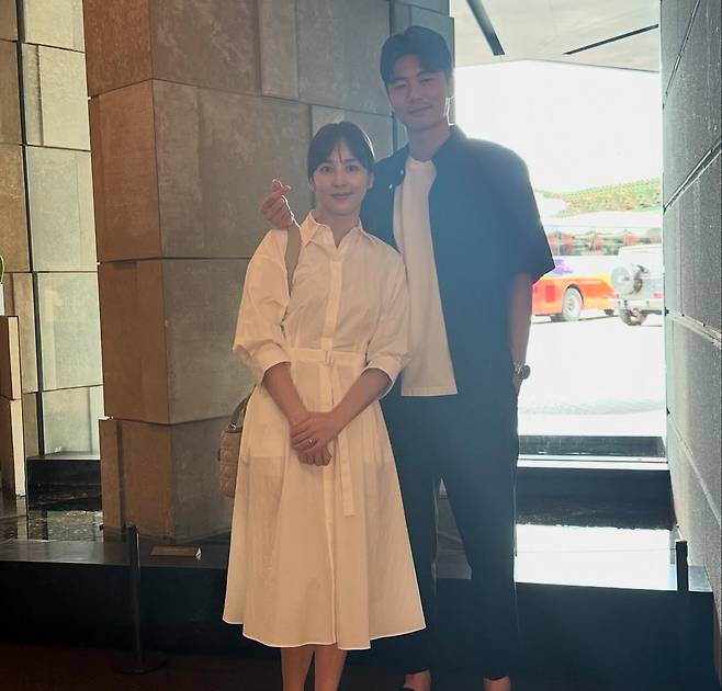 8살 연하 축구선수와 결혼해 딸 낳고 잘 살고 있는 여배우의 러블리 핑크 원피스룩 투데이 셀럽패션