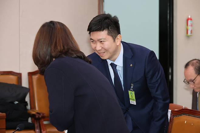 국회 문체위 첫 참석한 유승민 체육회장 변화 주도하겠다”정몽규 4선 인준 질의엔 규정대로”