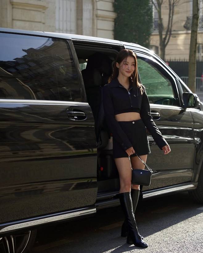 이시영 파리에서 또 터진 환호 탄탄 복근 뽐낸 블랙 미니룩 뷰티는 내운명