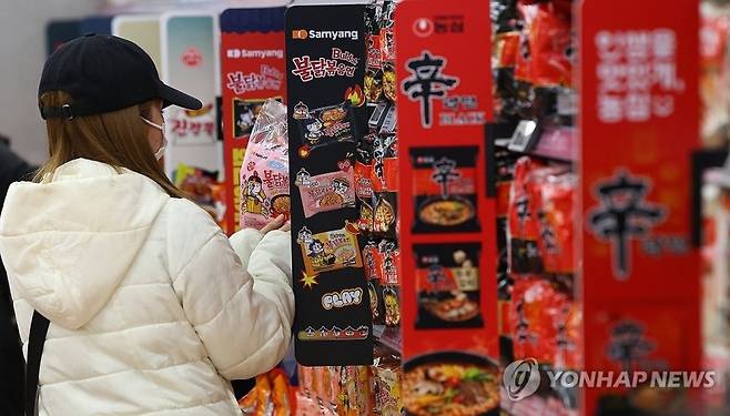 라면 맛본 외국인들 눈 ‘번쩍10년간 K 푸드 수출액 2배 증가