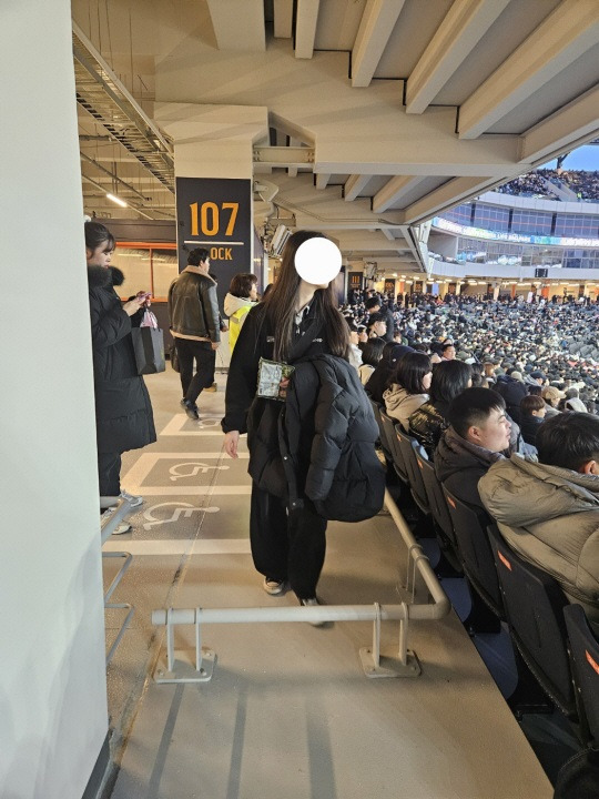단독 통로 바닥에 웬 철봉” 첫선 보인 대전 한화생명볼파크 관람객 안전 ‘아슬아슬