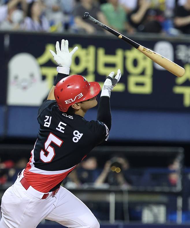 4년 151억원 계약 마지막 해 맞는 SSG 김광현, 30억 연봉으로 2025 KBO리그 ‘연봉킹’…KIA 김도영은 400% 인상률로 이 부문 1위