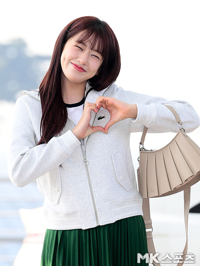 안유진 공항 마중나온 러블리 여친 염색하고 더 예뻐진 여신미모 미니스커트룩 뷰티는 내운명