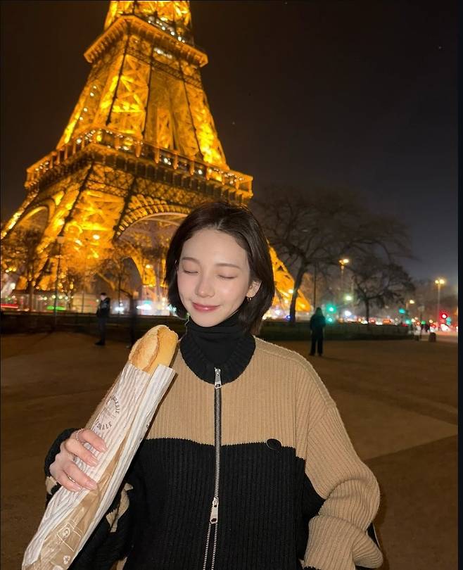 카리나 에펠탑 등지고 바게트 먹방 꾸안꾸 요정미 그대로 니트 집업룩 뷰티는 내운명