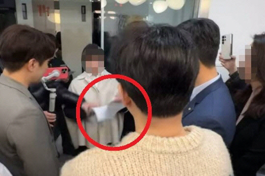 한동훈 면전에서 사인 찢은 대학생친중 좌파로 오해
