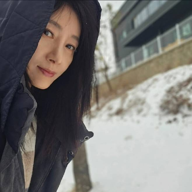 ‘꾸준한 관리 끝판왕’ 167cm·48kg 완벽 유지! 58세 여배우, 패딩룩 | 스타와 라이프