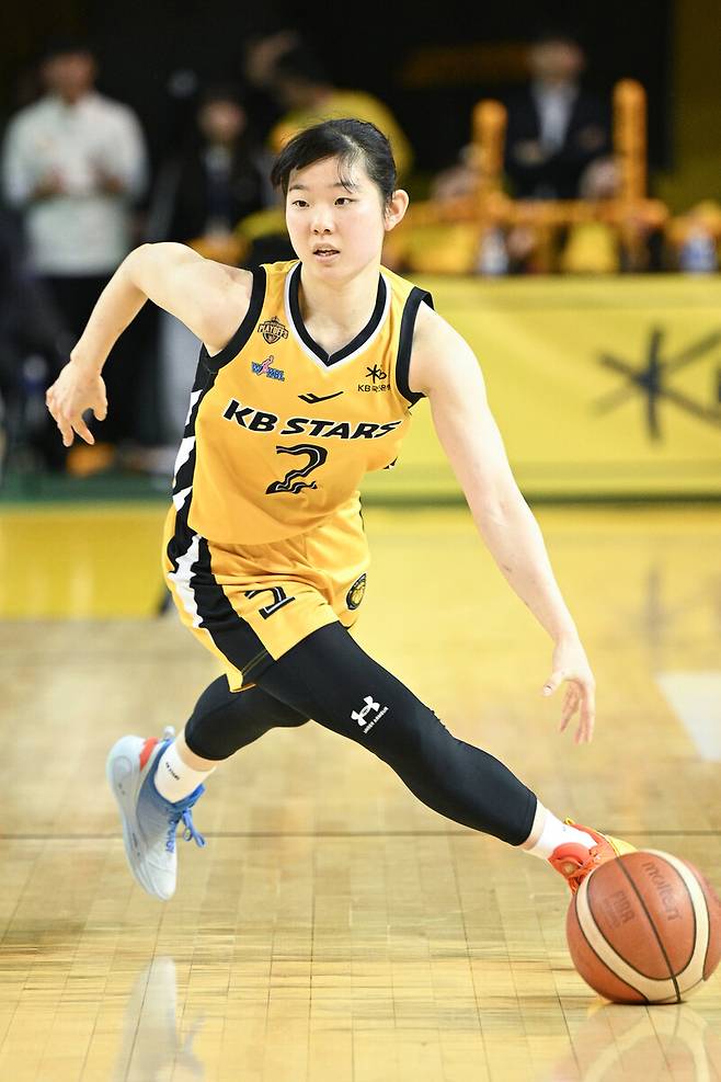 [WKBL PO 리뷰] ‘또 다시 나온 클러치 나가타!’ KB, 노란 물결 힘입어 우리은행 제압