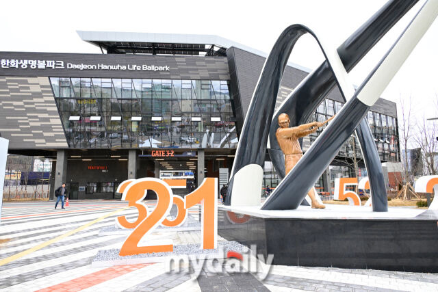 신구장 좋다 이제 야구만 잘하면그리고 오해 말아달라 청백전도 했는데 청주 66세 노장은 부탁했다 Md청주