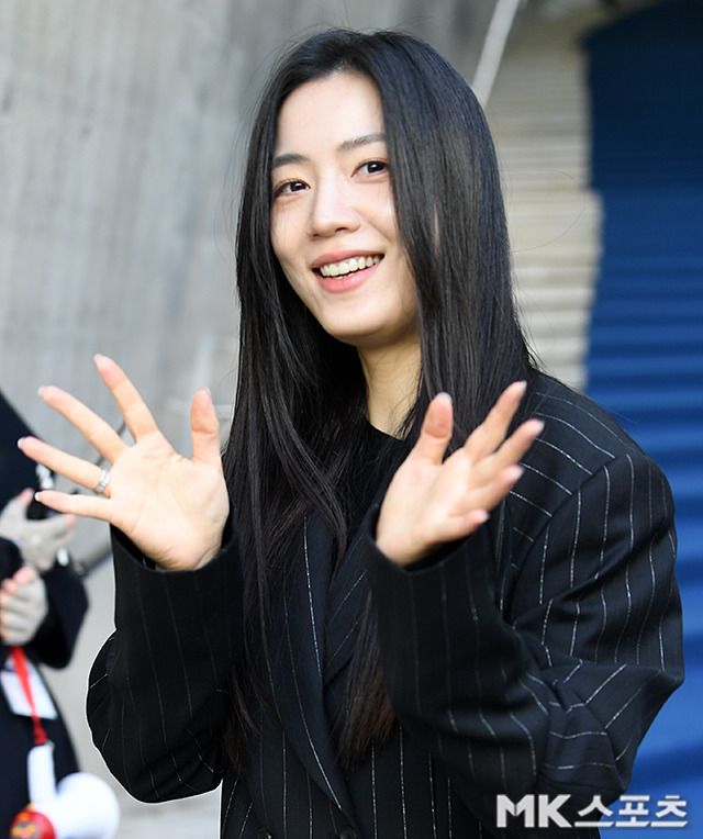 쌍둥이였다고 아이돌→배우 같은 길 걸어 동생의 오버핏 블레이저룩 스타와 패션