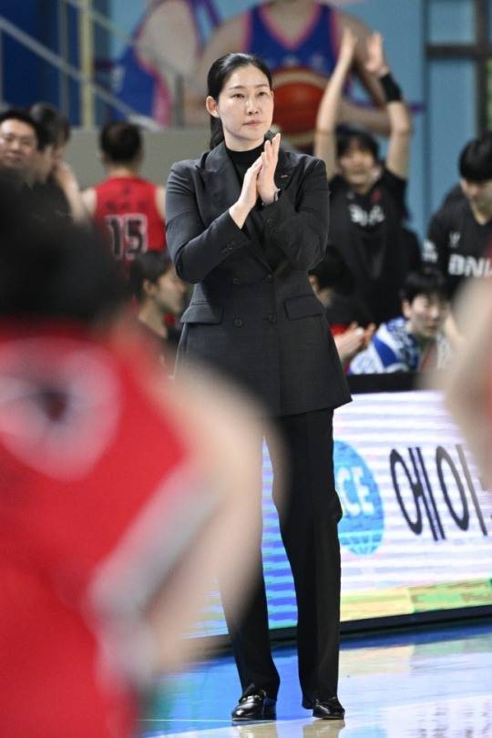 '벼랑 끝' 삼성생명 vs '용인 징크스' BNK... 여자농구 PO 4차전 필승 다짐