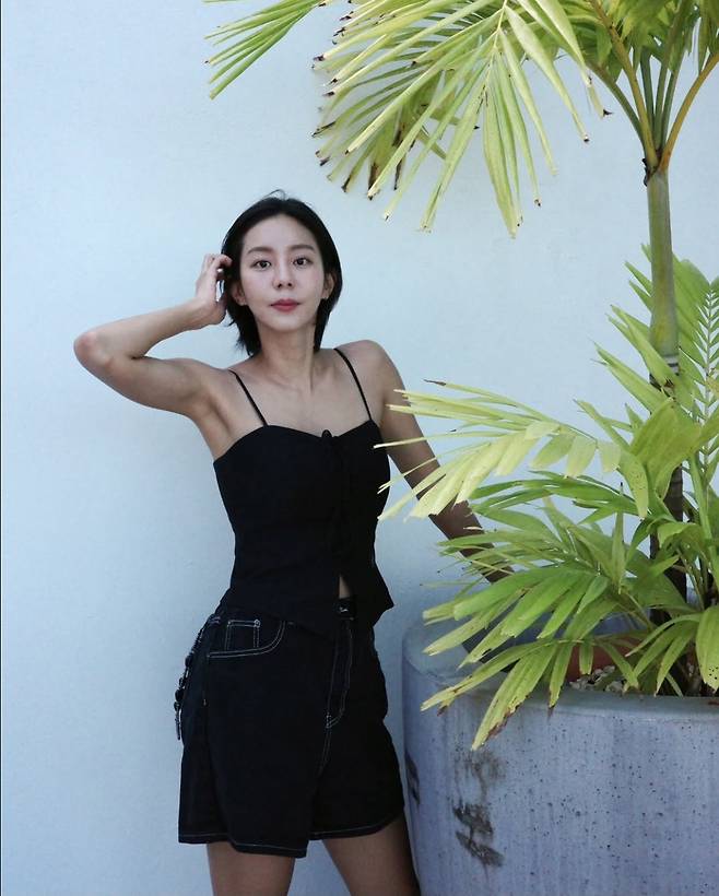 유이 사이판 숏컷 요정 슬리브리스에 숏팬츠로 쿨한 잇걸 휴가패션 대본은 내운명