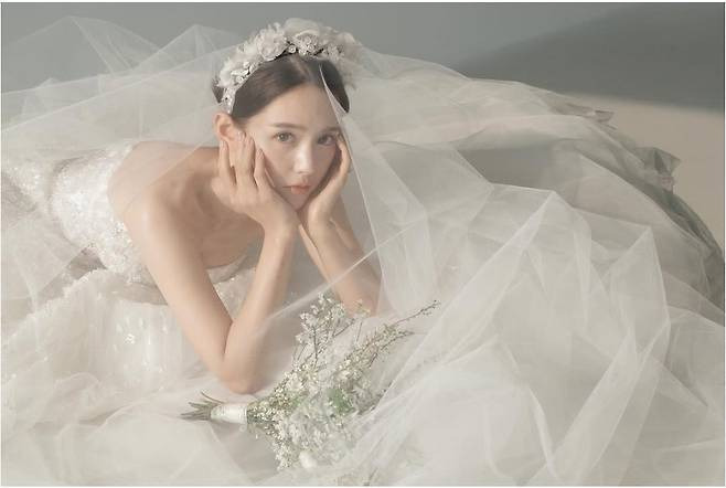 너무 많은 동생들 뒷바라지하던 13남매의 장녀35세 여배우의 5월의 신부 웨딩 룩 스타와 패션