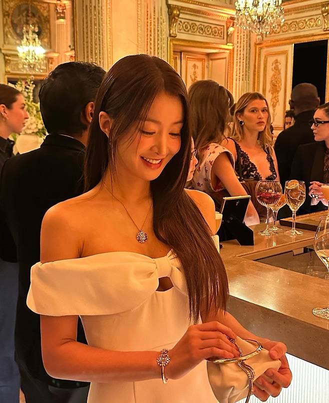 이시영 42살 맞아 화이트 오프숄더 드레스 입고 고급진 미모 스타픽