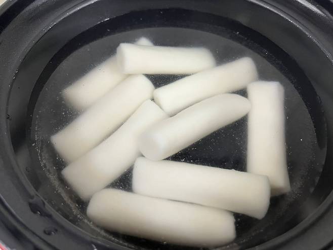 냉동떡 해동에 이것 부으세요 갓 나온 떡처럼 말랑말랑합니다 텐꿀팁