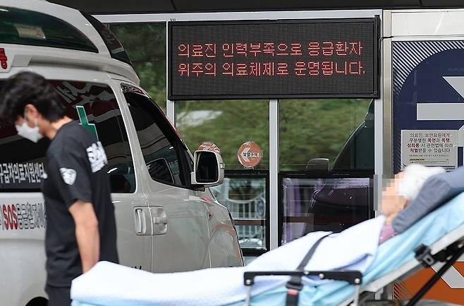 쓰러지는 응급실 의사들 야간 당직 반복에 심근경색으로 중환자실 입원도