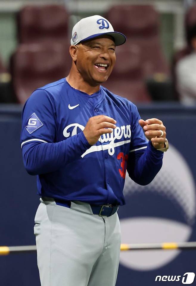 다저스 로버츠 감독 4년 총액 473억 역대 Mlb 감독 최고 대우로 연장 계약 합의