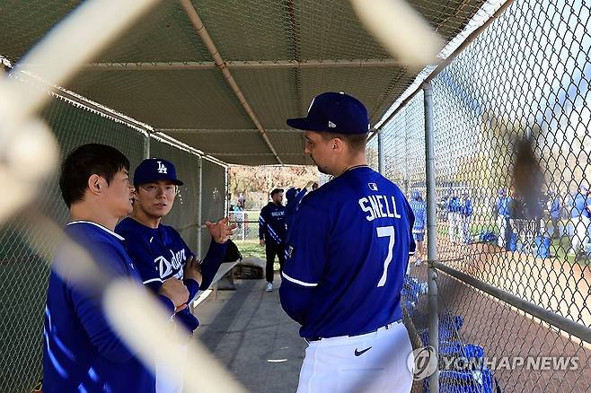 Mlb닷컴 한국인 신입 빅리거 스넬에게 전화하세요
