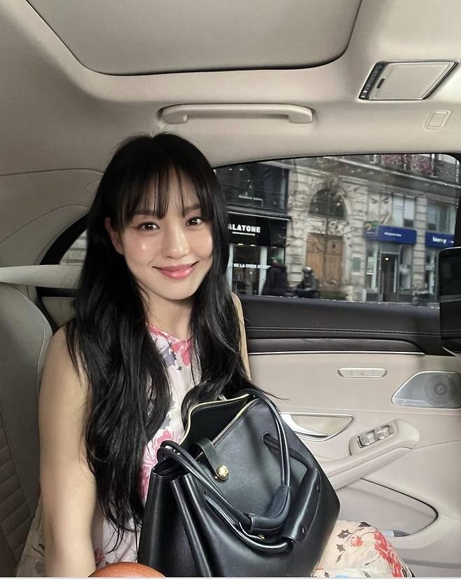 고민시 화장 안했어 청순한 파리 꽃소녀 하늘하늘 여신미 플로럴 드레스룩 뷰티는 내운명