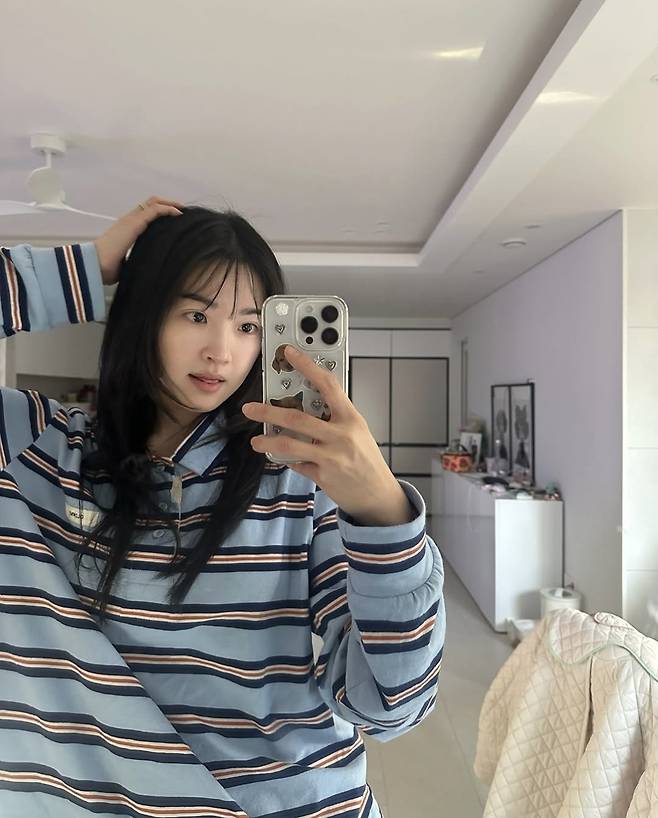10년 만의 앞머리 변신 더 어려진 걸그룹 비주얼 류이서 스트라이프 와이드 팬츠룩 뷰티는 내운명