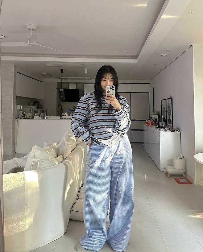 10년 만의 앞머리 변신 더 어려진 걸그룹 비주얼 류이서 스트라이프 와이드 팬츠룩 뷰티는 내운명
