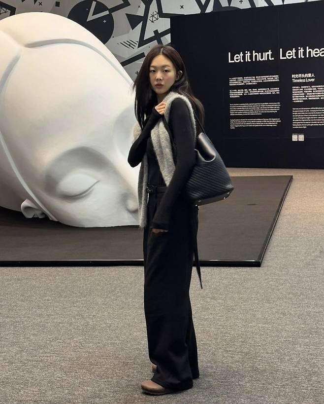 금새록 상하이 중국미녀 못지않아 Cg같은 인형비율 헤어 밴드까지 러블리 올블랙 스트릿룩 뷰티는 내운명
