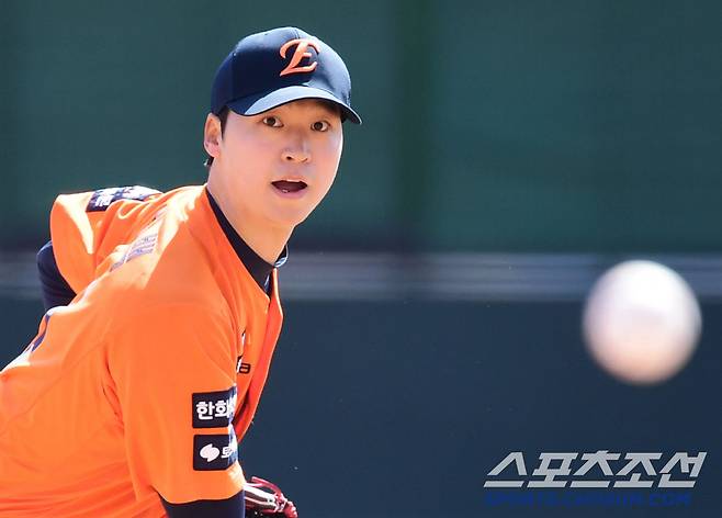 볼이 춤춘다 5이닝 공 44개면 충분 78억 Fa의 완벽투 엄상백 두 번째 시범경기 5이닝 클리어 부산현장