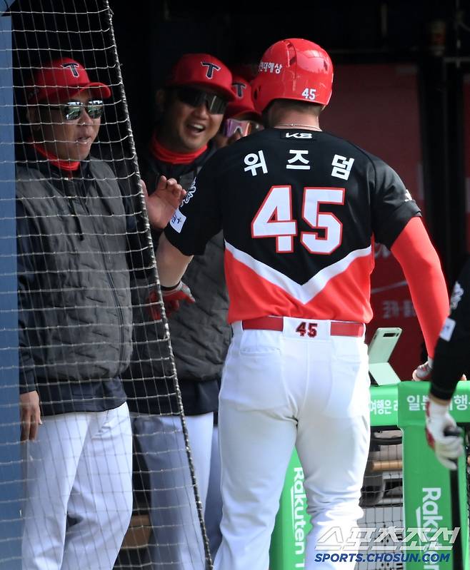 강렬했죠 247도 1798㎞ 침묵하던 Ml 88홈런 거포 잠실벌 들썩이게 한 괴력의 한방 꽃감독의 안도