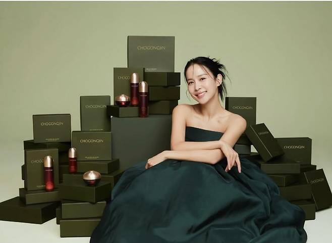 조여정 44살 맞아 너무 내린 오프숄더 머리 묶은 초동안 미모 드레스룩 뷰티는 내운명