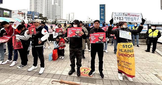미얀마 민주주의 반드시 승리 군사독재 반대 시위 계속