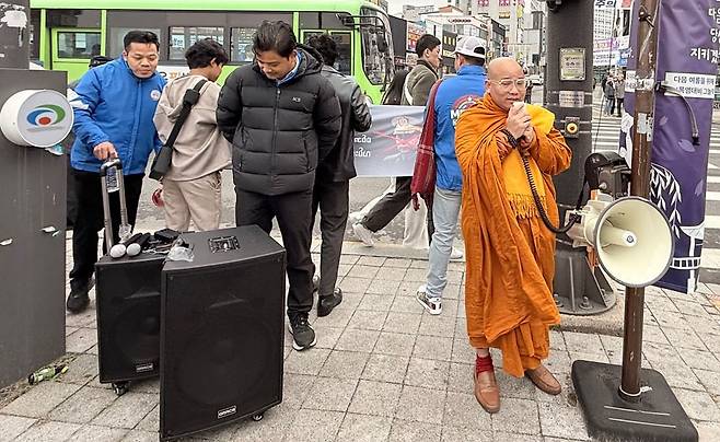 미얀마 민주주의 반드시 승리 군사독재 반대 시위 계속