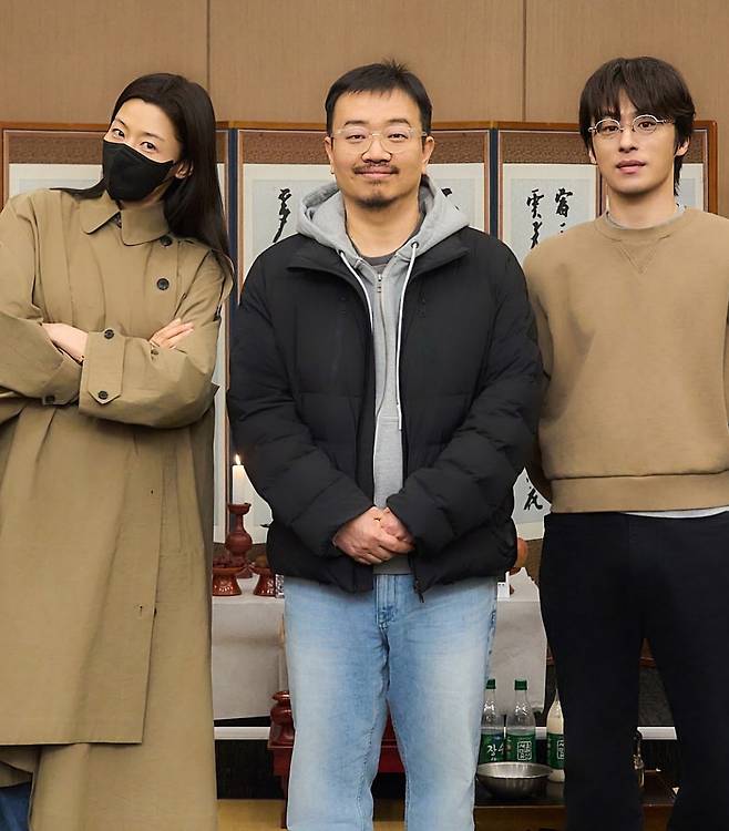 마스크로 가려도 아우라가 남다른 여배우의 봄맞이 트렌치코트룩 투데이 셀럽패션