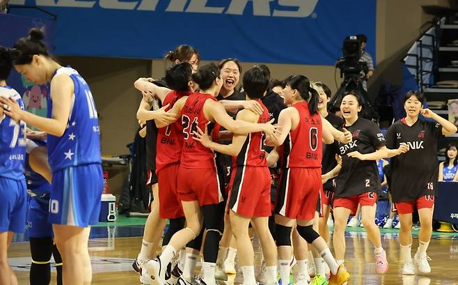 BNK, 우승 확률 ‘72.7%’ 잡았다!…박정은 “준비한대로” vs 위성우 “2차전 총력”