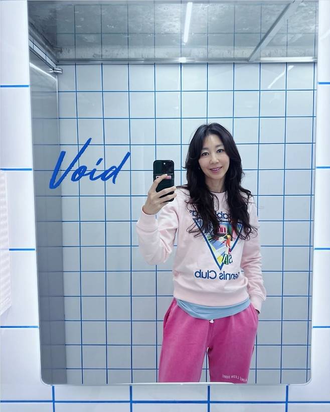 윤종신 아내 전미라 이게 진짜 40대 비주얼 핑크 트레이닝룩으로 뽐낸 러블리 동안美 뷰티는 내운명