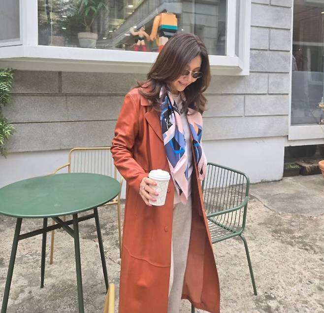 시집올래요 첫마디에 결혼 30년 60대 여배우 코트 선글라스 우아한 봄 나들이룩 대본은 내운명