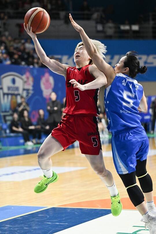 [WKBL FINAL 리뷰] ‘사키-안혜지 맹활약’ BNK, 우리은행 꺾고 2전 전승 … 플레이오프 우승 확률 100% 획득
