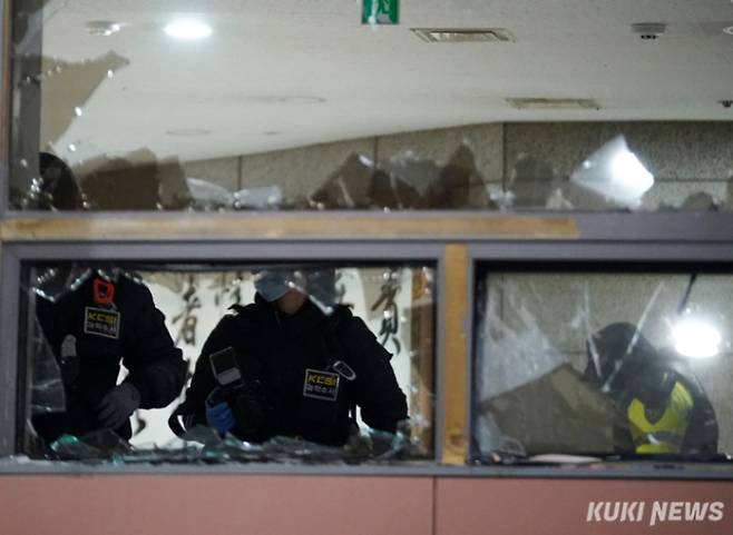 ‘서부지법 폭력 사태 가담 20인 재판 시작 혐의 부인”