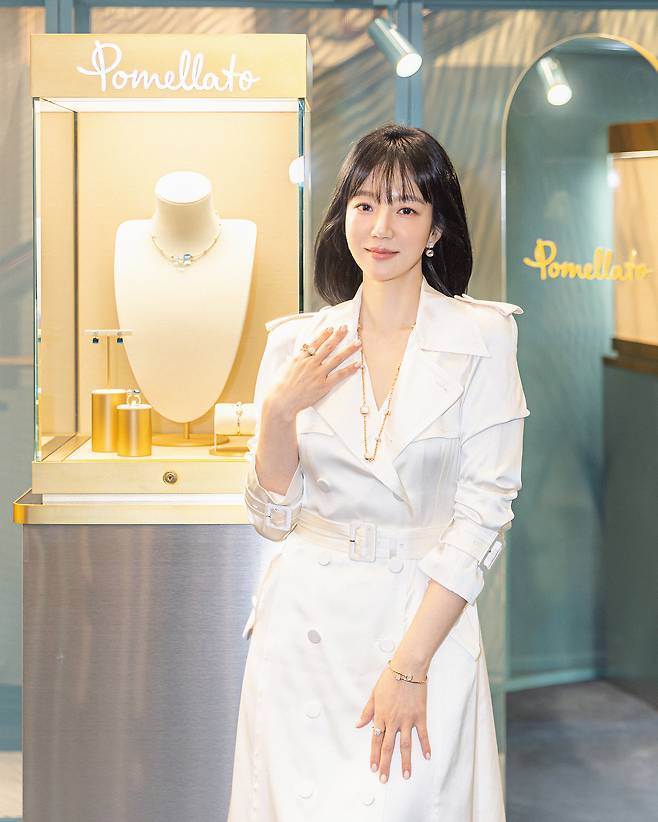 임수정 세월 역행하는 45세 동안 미모 럭셔리 퀸 우아한 화이트 트렌치룩 뷰티는 내운명