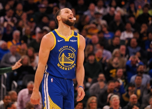 ‘gsw 어쩌나 커리 완전히 지쳤다 밀워키전 결장 가능성↑ 커 감독 하루 쉬고 다음 게임 위한 회복 필요”