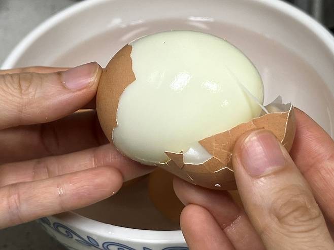 계란을 여기에 넣어 흔드세요 계란 껍질이 한 번에 벗겨집니다 텐꿀팁