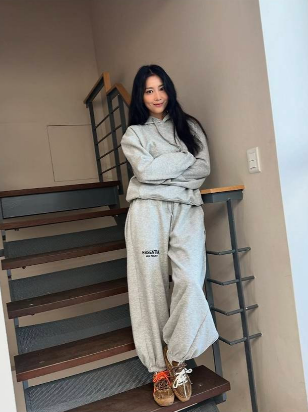 레이싱 모델 출신다운 169cm·53kg 여배우, 츄리닝도 ‘이기적인 모델핏’ 후디 조거룩 | 대본은 내운명