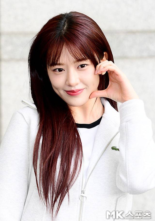 선생님·동창들까지 '극찬'으로 SNS 도배한 173cm '인싸' 아이돌, 러블리 공항룩 | 스타와 패션