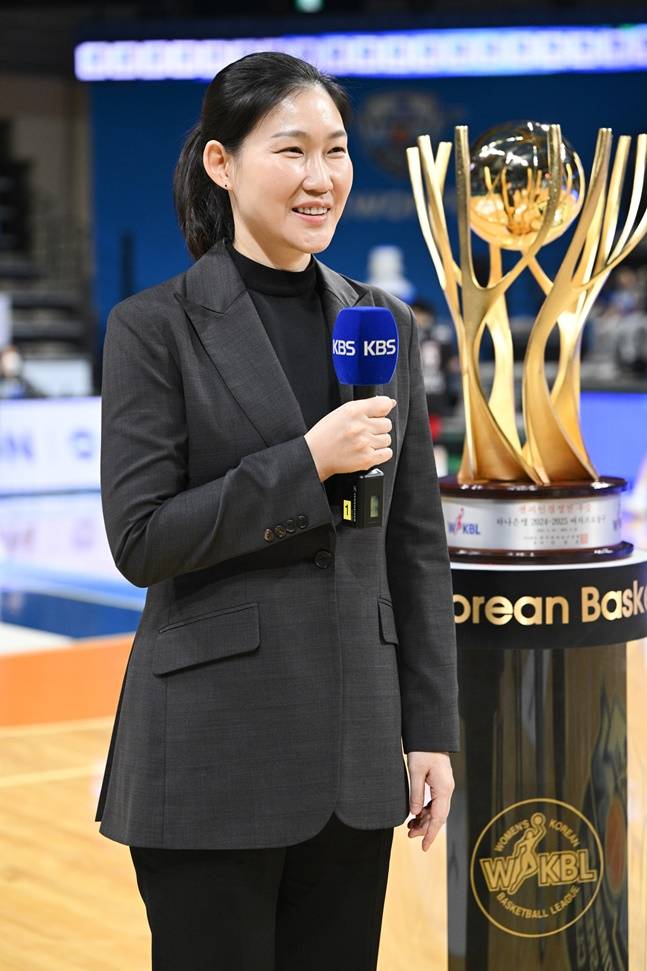 'WKBL 4호 여성감독 등장'에 선배 박정은 감독도 화색 "또 여자 지도자가 생겨서 좋다" [부산 현장]