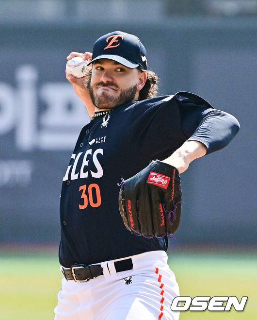 시즌 1호 피치클락 위반에도…KKKK 155km 쾅! 14억에 한화 택한 특급 외인, 데뷔전 합격점 받다 [오!쎈 수원]