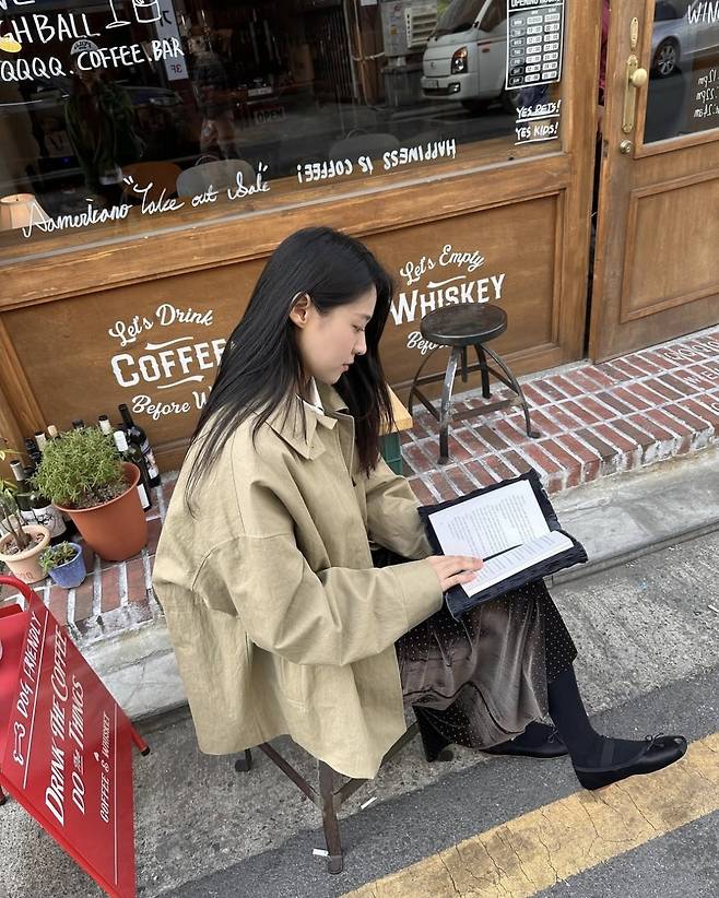 설현 마네킹이 따로 없네 미모의 9등신 비율 사랑스러운 도트 벨벳 롱스커트룩 뷰티는 내운명
