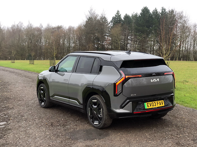 2030이 먼저 알아본 기아 EV3, 올해 국내 전기차 판매 1위 '돌풍' | 유카포스트