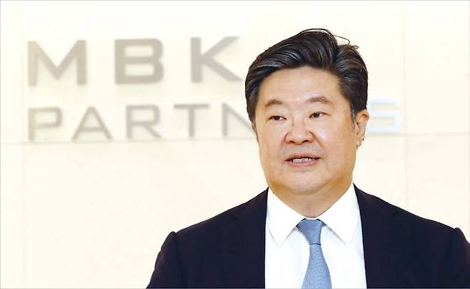 ‘MBK 사태’에 비쳐진 사모펀드의 두 얼굴